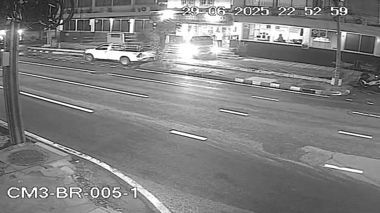 Panicked driver crashes into police station entrance in Bangkok