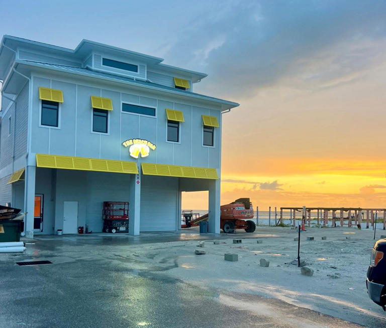 Gulf-side Fort Myers Beach bar, destroyed by Ian, completely rebuilt ...
