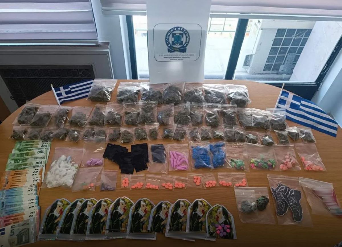 Πειραιάς: 15χρονος και 17χρονος έκρυψαν σακίδιο με ναρκωτικά σε κάδο ...