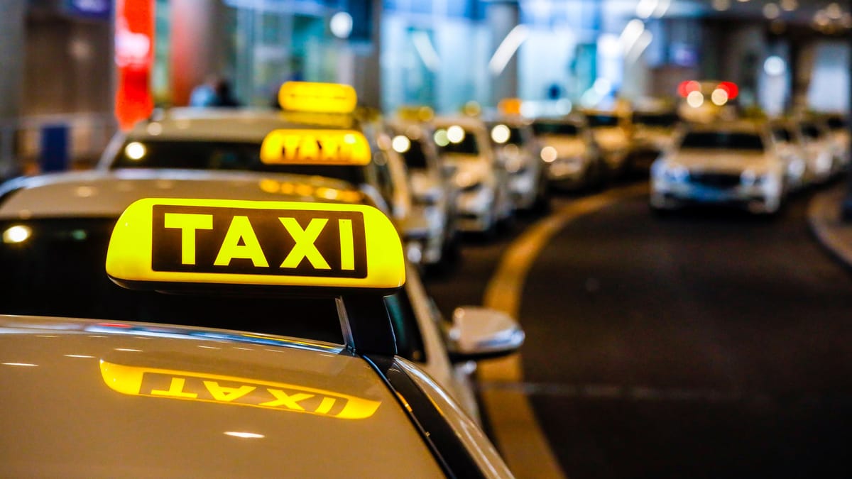 Düsseldorf: Bis zu 400 Taxis demonstrieren gegen Uber und Co.