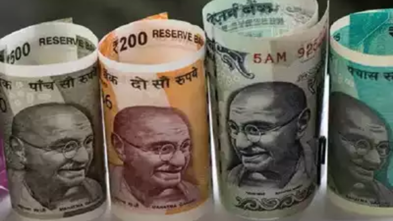 Rupee gains alongside Asian peers as US policy worries trouble dollar