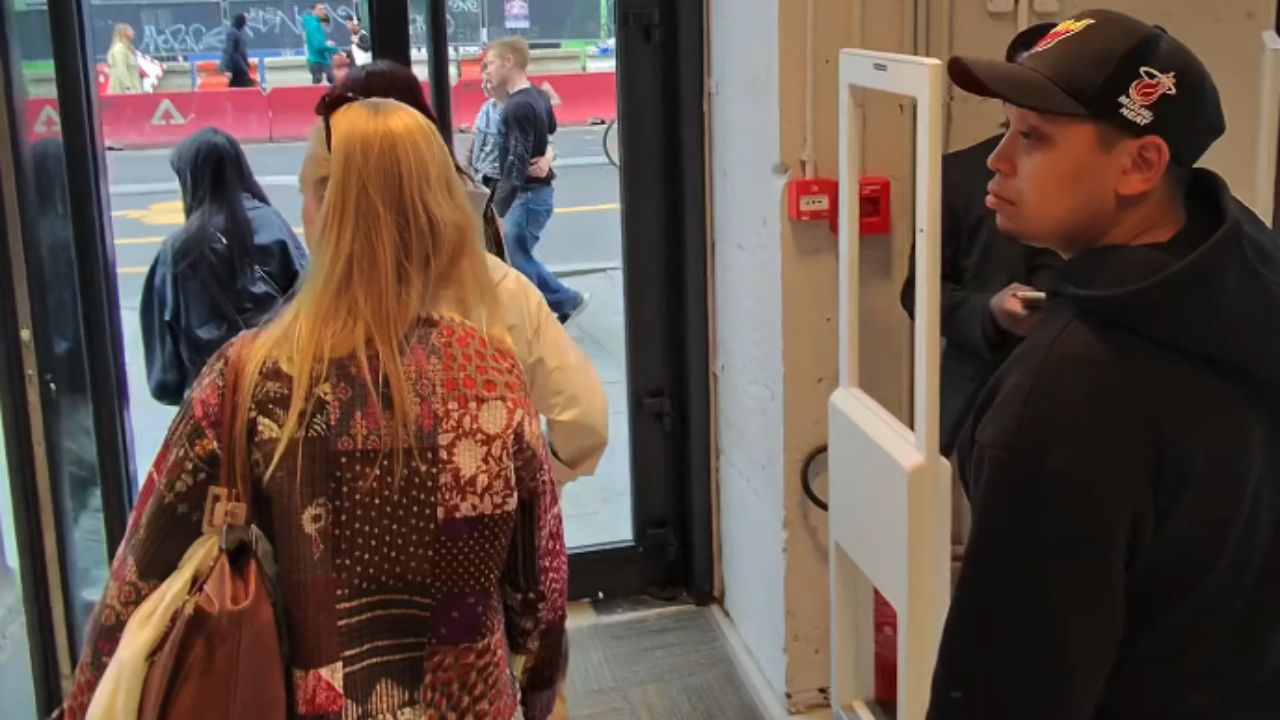 Man's sneaky prank confuses friend as he can't leave the store without ...