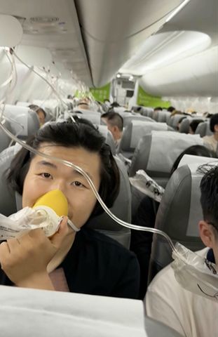 Plane Passenger Writes Farewell Note After Oxygen Masks Drop and Boeing ...