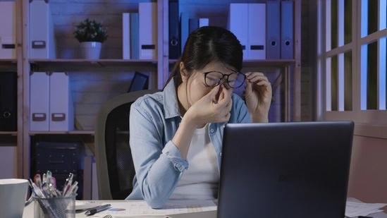 Tired eyes from staring at screens all day? Doctor shares 5 eye yoga ...