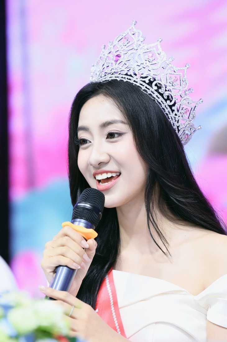 Vì sao Hà Trúc Linh ứng xử chưa xuất sắc vẫn giành vương miện hoa hậu?