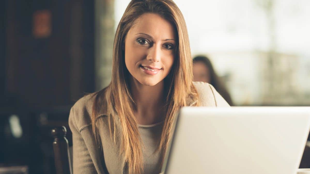 15 Entry-Level Assistant Jobs That Pay Off Big