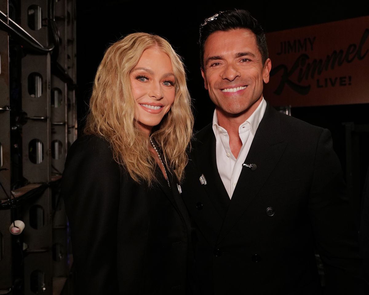 Kelly Ripa and Mark Consuelos' Christmas card snub has their kids ...