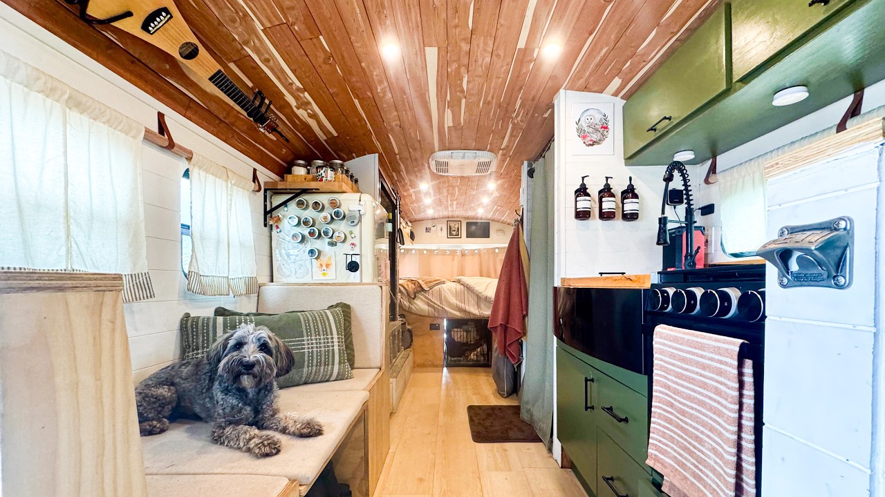 Inside our off-grid schoolie paradise 🌍🏠