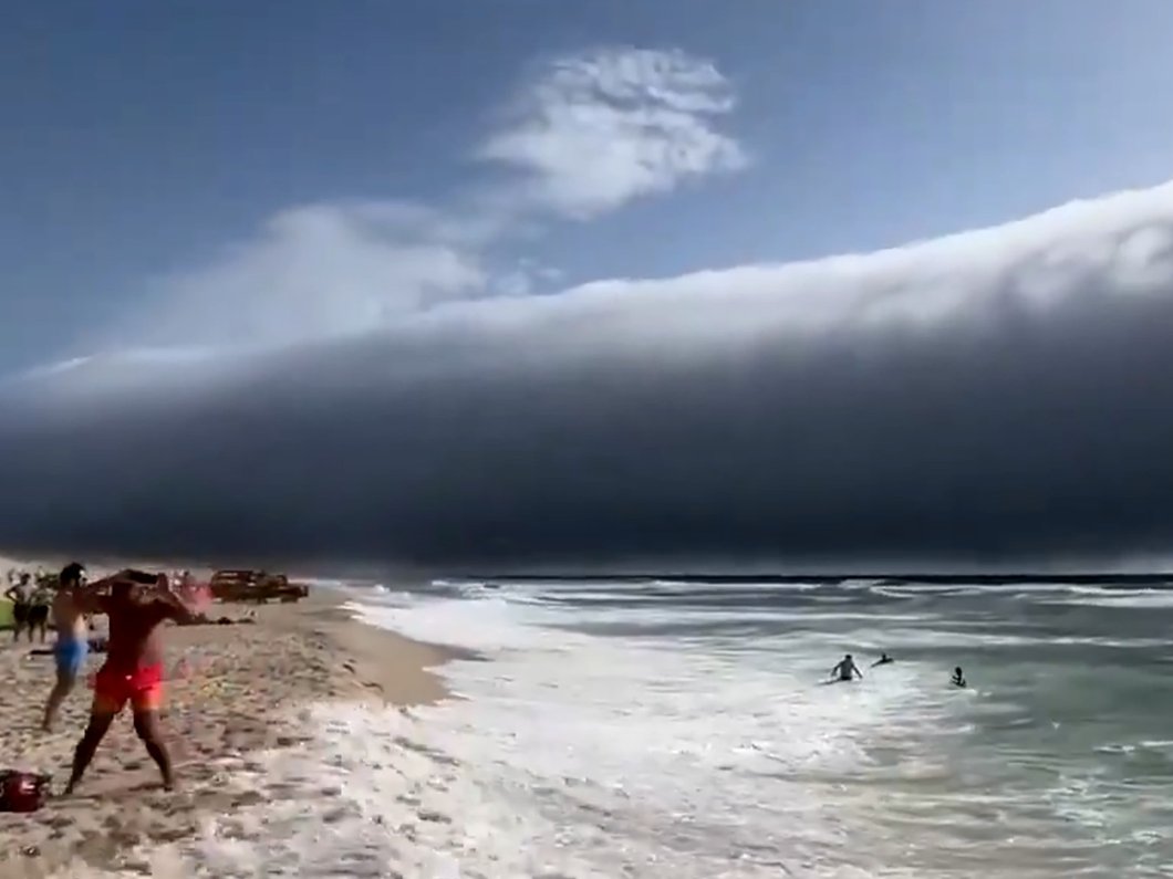 Rare rolling cloud stuns portugal beaches