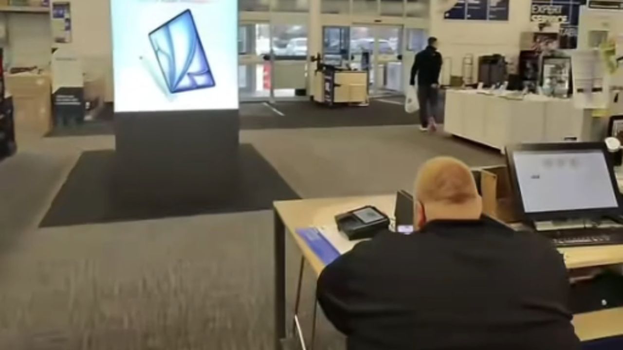 Man annoys Best Buy worker by playing the Apple Pay sound while ...