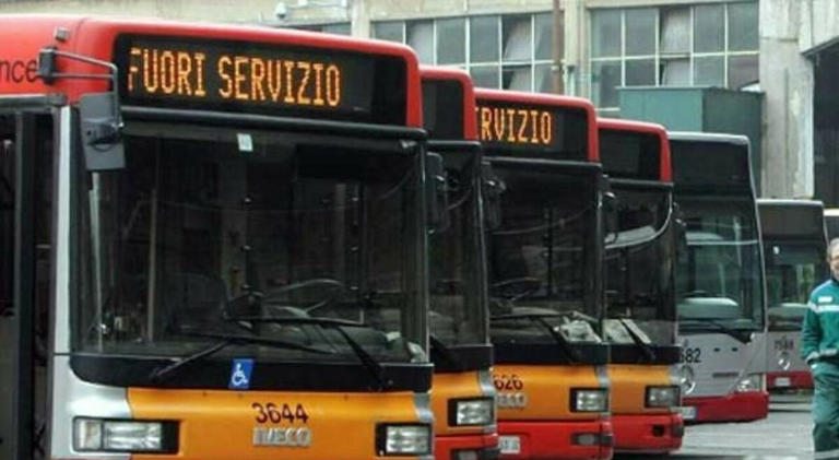 Roma, incendio su un bus fuori servizio in via Prenestina: intervengono ...