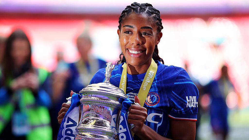 Chelsea defender Lawrence joins Lyon