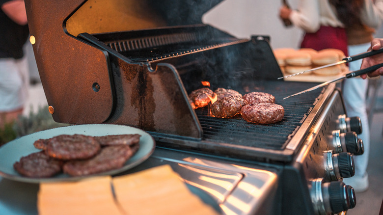 Why You Shouldn't Always Keep The Grill Closed When Cooking Burgers