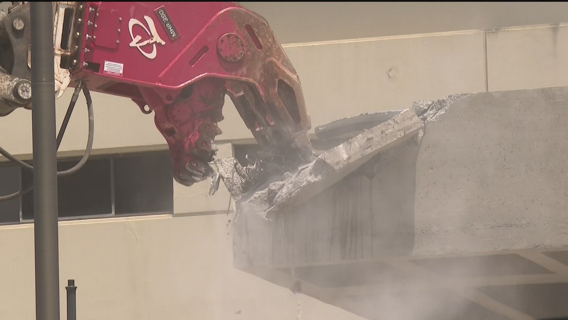 Emotional farewell as former Atlanta Medical Center begins demolition