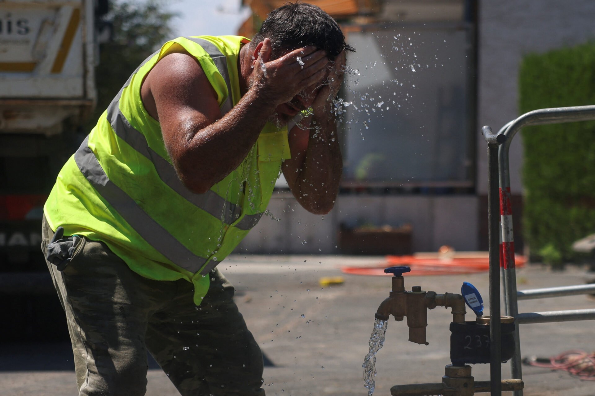 Καύσωνας: Πού ισχύει 5ωρη παύση εργασιών στον ιδιωτικό τομέα την Τρίτη