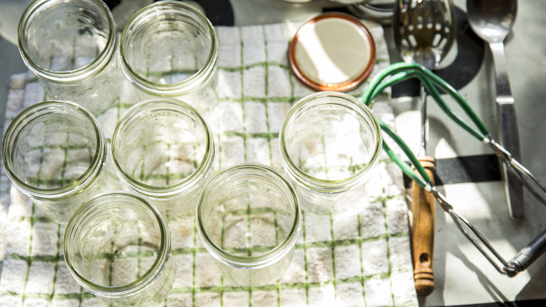 The Genius Mason Jar Cleaning Hack You'll Wish You Used In Your Kitchen ...
