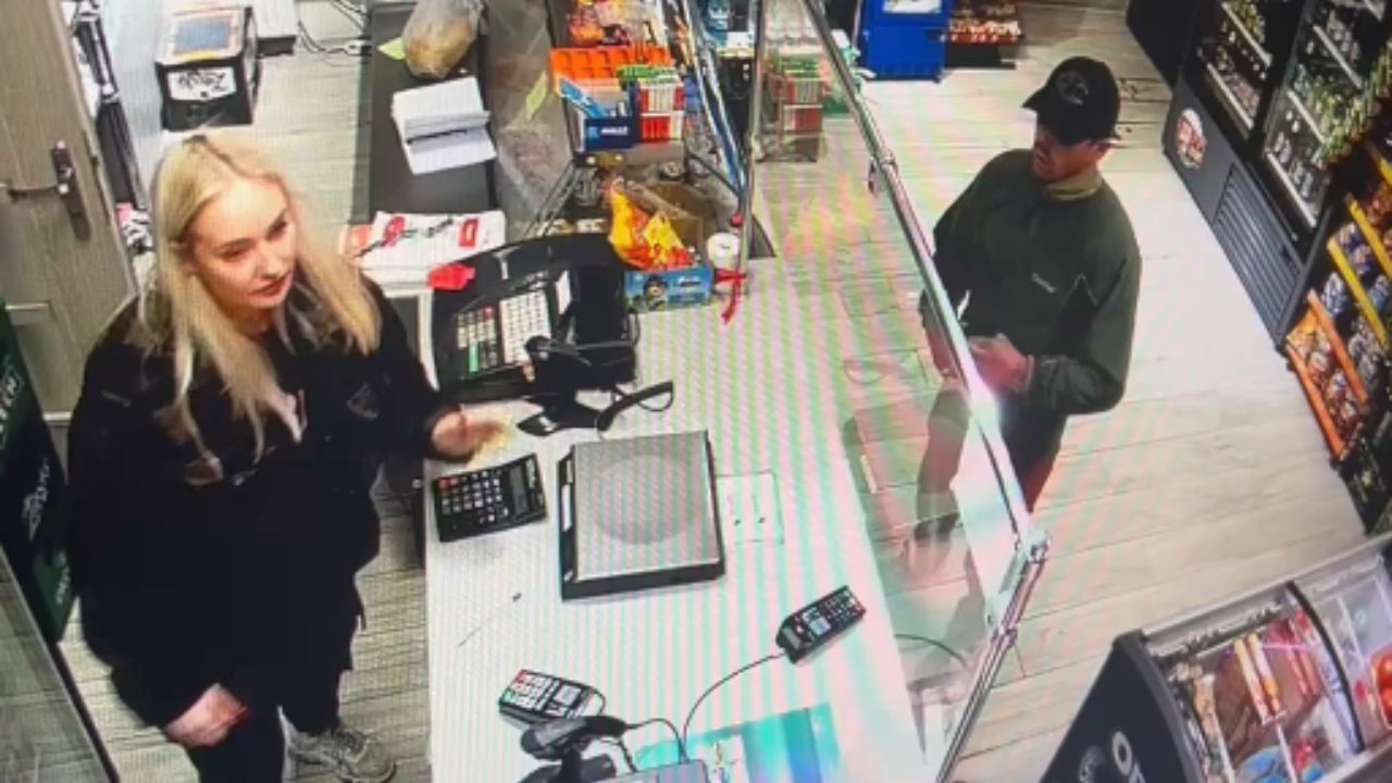 Watch how a woman’s quick reflexes help her stop a thief from stealing ...