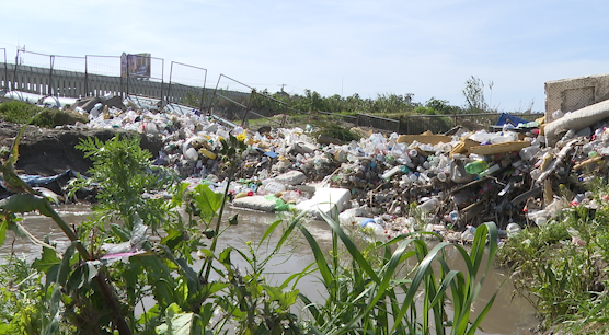 Trash boom stops 500 tons of Mexican trash at the border