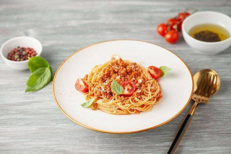 Chef's 'perfect' spaghetti bolognese uses ingredients already in your ...