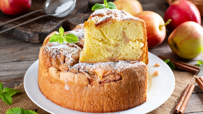 Sponge Cake Vs Pound Cake: What Are The Key Differences?
