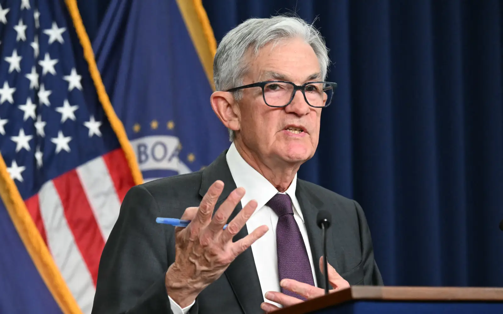 Us Fed Holds Interest Rates Steady Defying Trump Pressure