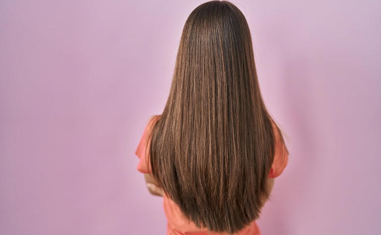 Para qué sirve aplicar agua de papa en el cabello