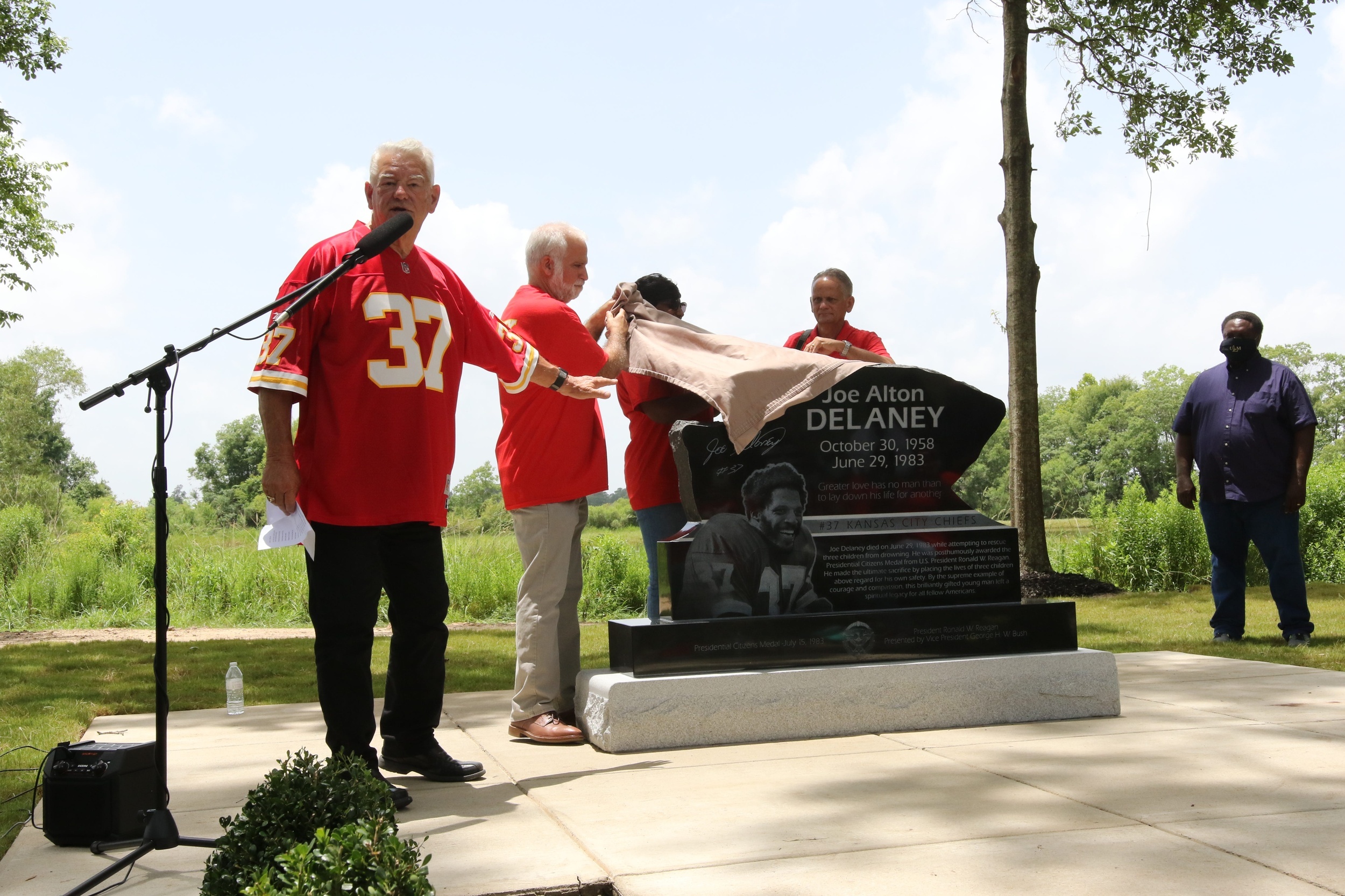 'Tragically passed away a hero': Kansas City Chiefs honor RB who died ...