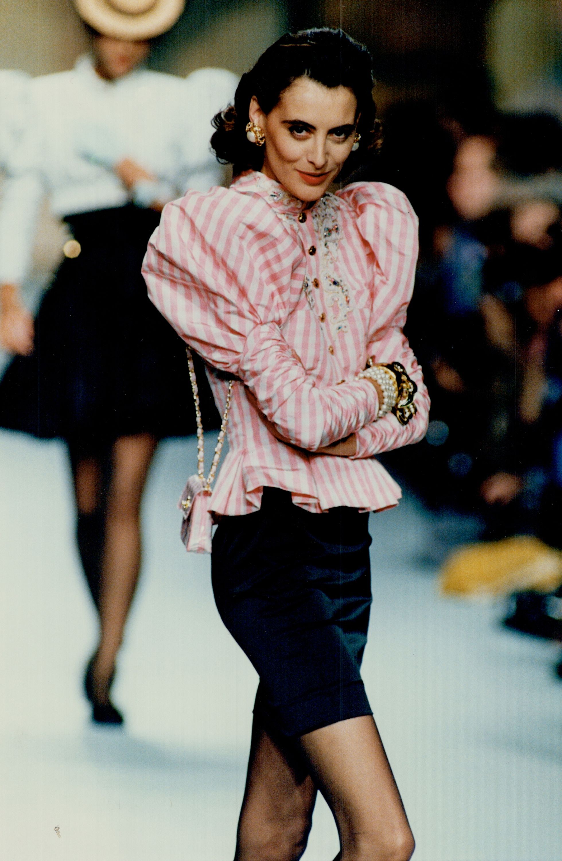 Ideas de jeans blancos elegantes para llevar con botas negras en ...