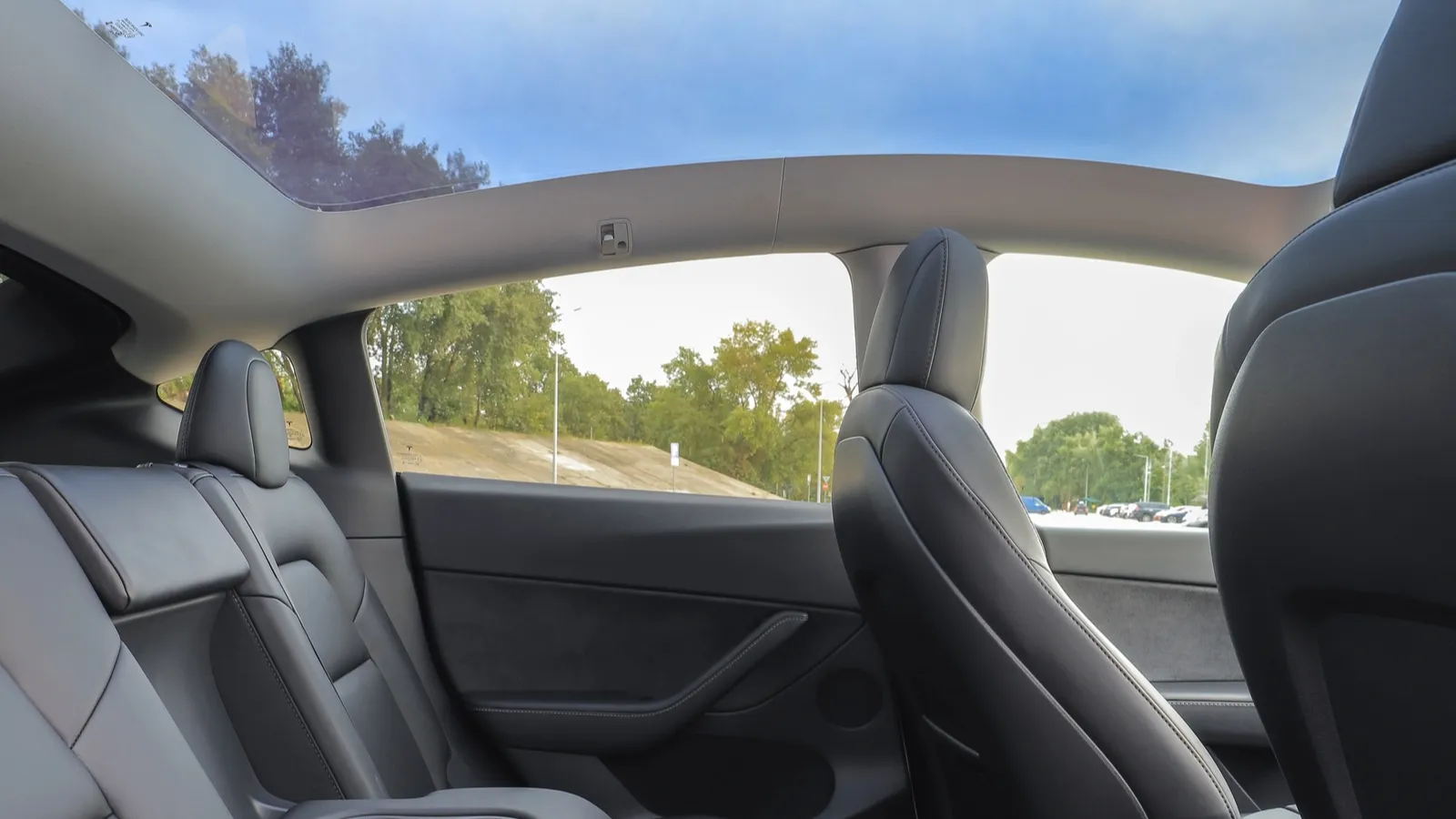 What’s the difference between a moonroof and a sunroof?
