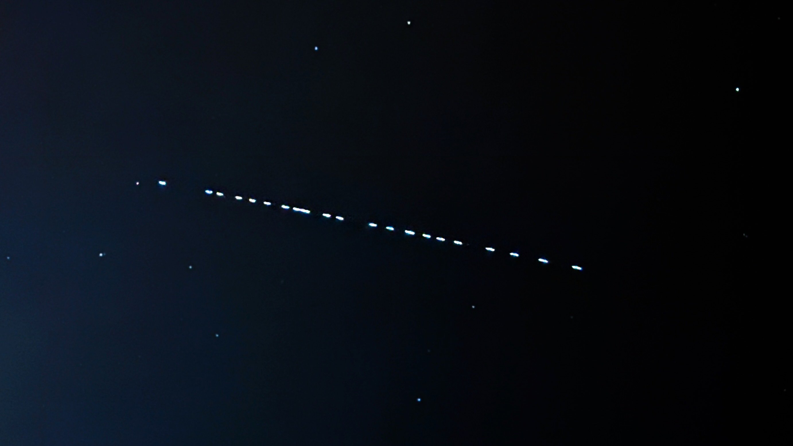 Mass Burn: SpaceX Deorbits Nearly 500 Starlink Satellites in 6 Months