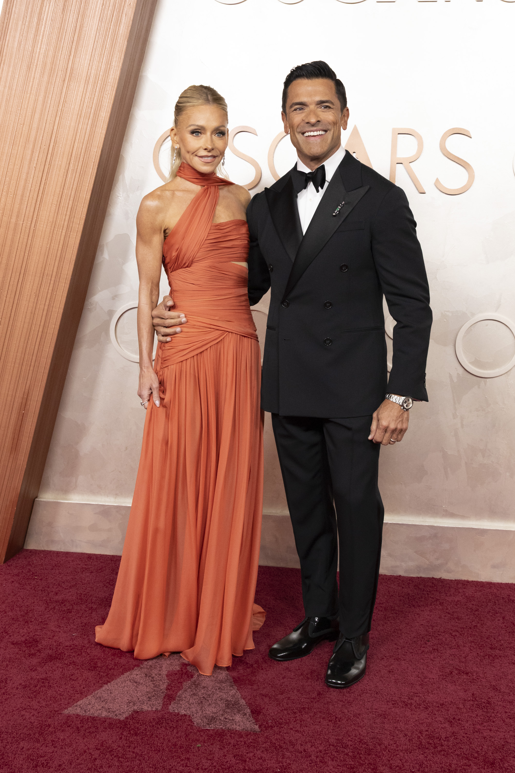 Kelly Ripa took ‘very indecent photos’ in front of David Muir portrait ...