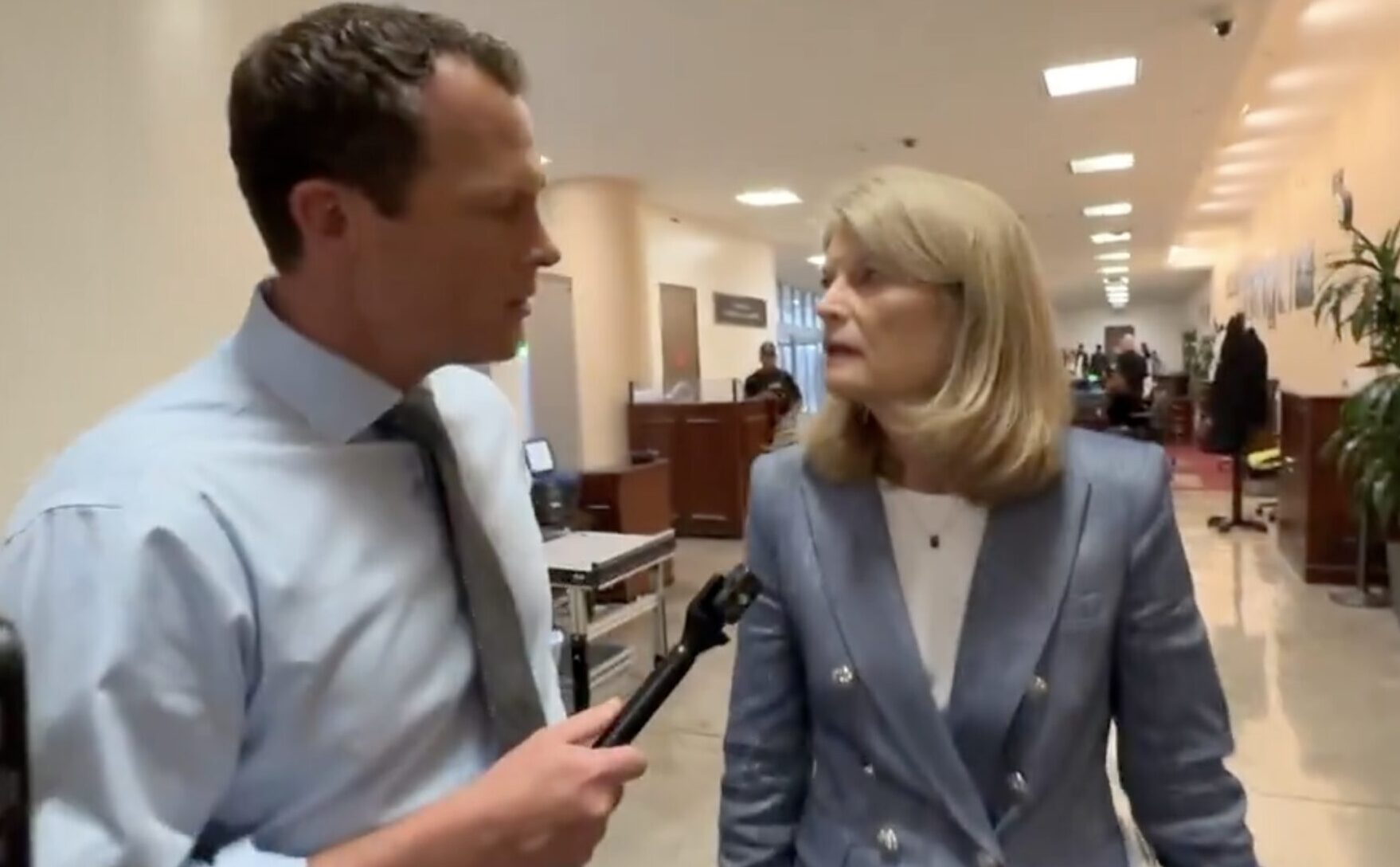 WATCH: Lisa Murkowski Stares Down Reporter Grilling Her About Voting ...