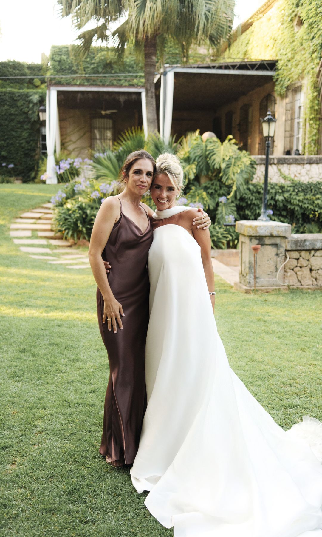 Gran boda en la familia Flores: las imágenes no vistas y los detalles ...