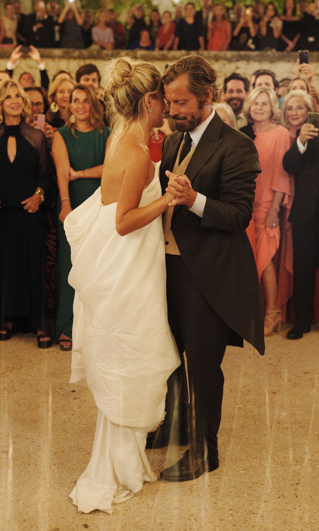 Gran boda en la familia Flores: las imágenes no vistas y los detalles ...