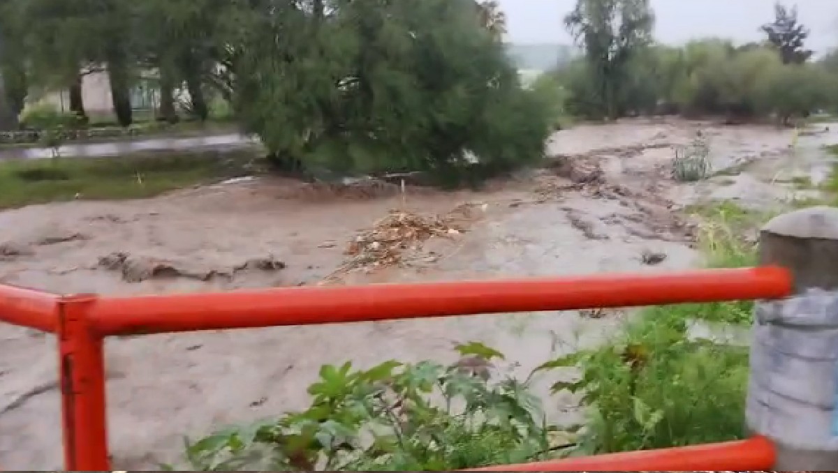 Desbordamiento del arroyo Pallares provoca cierre vial en Ixmiquilpan