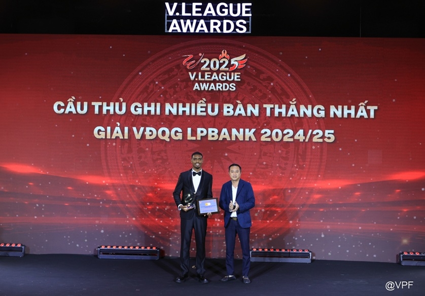 Tiền đạo CLB CAHN Alan Grafite giành giải Cầu thủ hay nhất V-League 2024/25