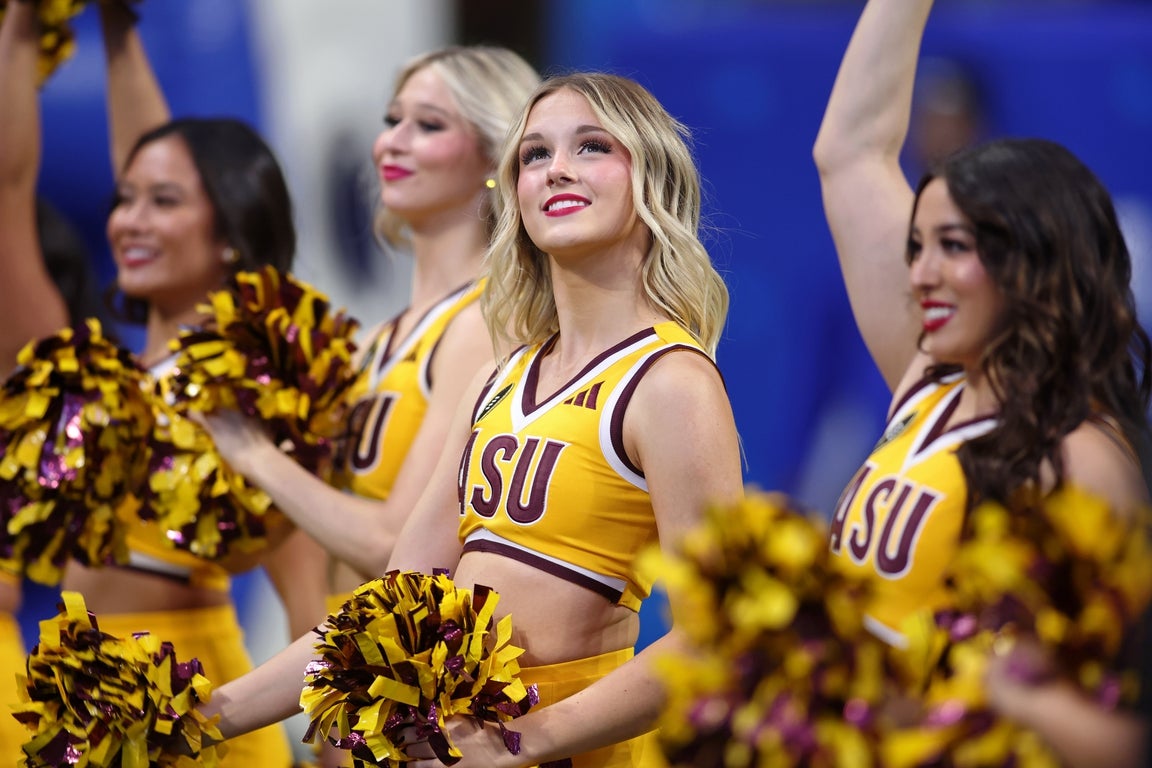 Amazing college cheerleader photos from bowl games last season