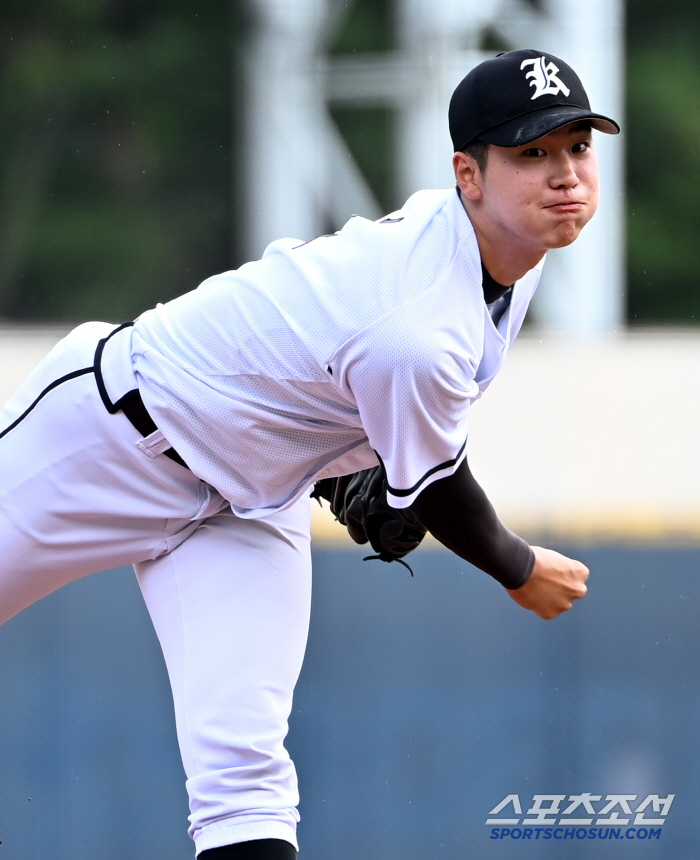 The 191-centimeter-tall right-hander Kim Dong-hyuk and Cheongryonggi ...