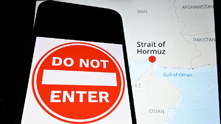 Iran Dituding Bersiap Pasang Ranjau di Selat Hormuz