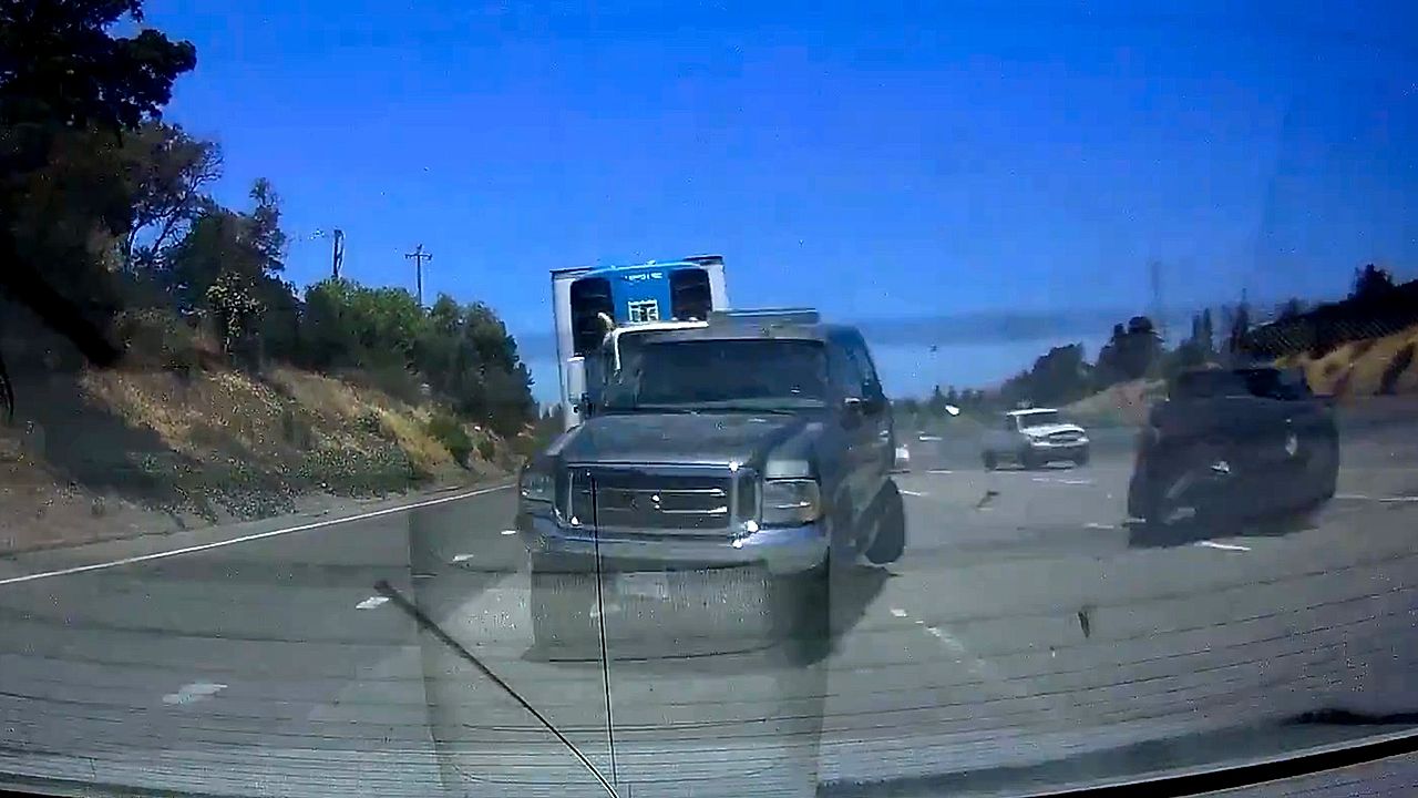 Momento aterrorizante em que caminhão bate em vários veículos em ...