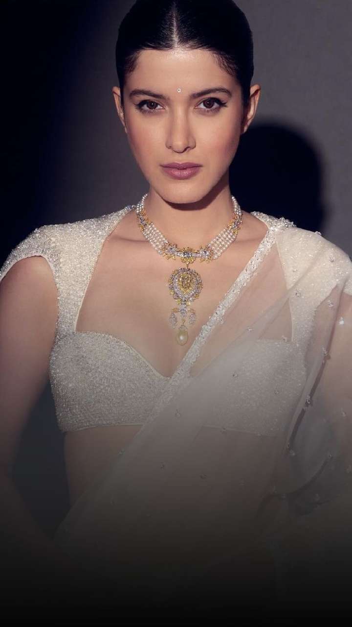 7 Bold Blouse Designs By Shanaya Kapoor For Young Fashionistas