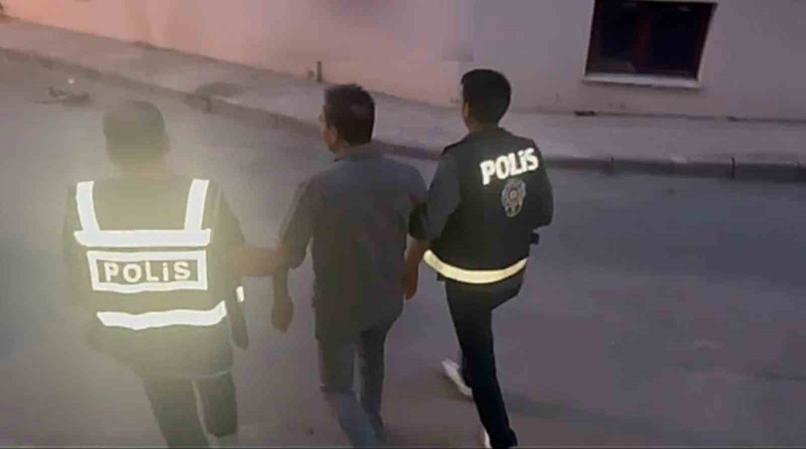 İzmir Büyükşehir’deki yolsuzluk operasyonuna ilişkin görüntüler paylaşıldı İzmir Büyükşehir’deki yolsuzluk operasyonuna ilişkin görüntüler paylaşıldı