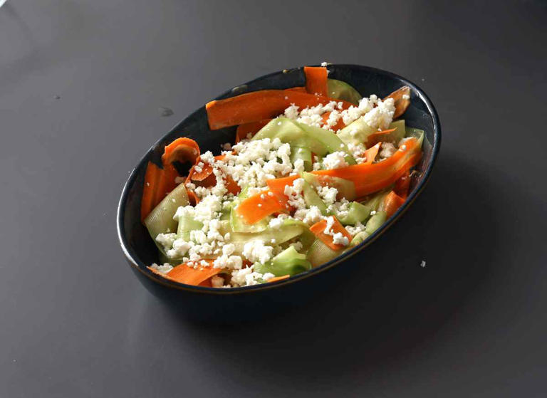 Vegetable tagliatelle salad with peanut sauce