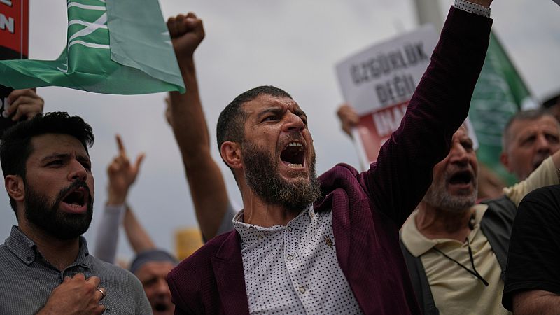 Istanbul protesters target LeMan magazine over controversial cartoon