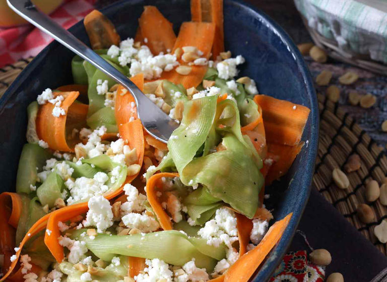 Vegetable tagliatelle salad with peanut sauce