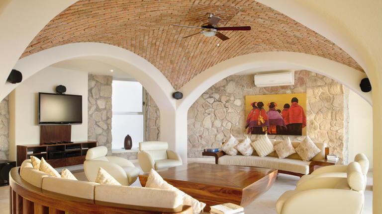 24 Vaulted Ceiling Designs For A Dramatic And Elegant Living Room