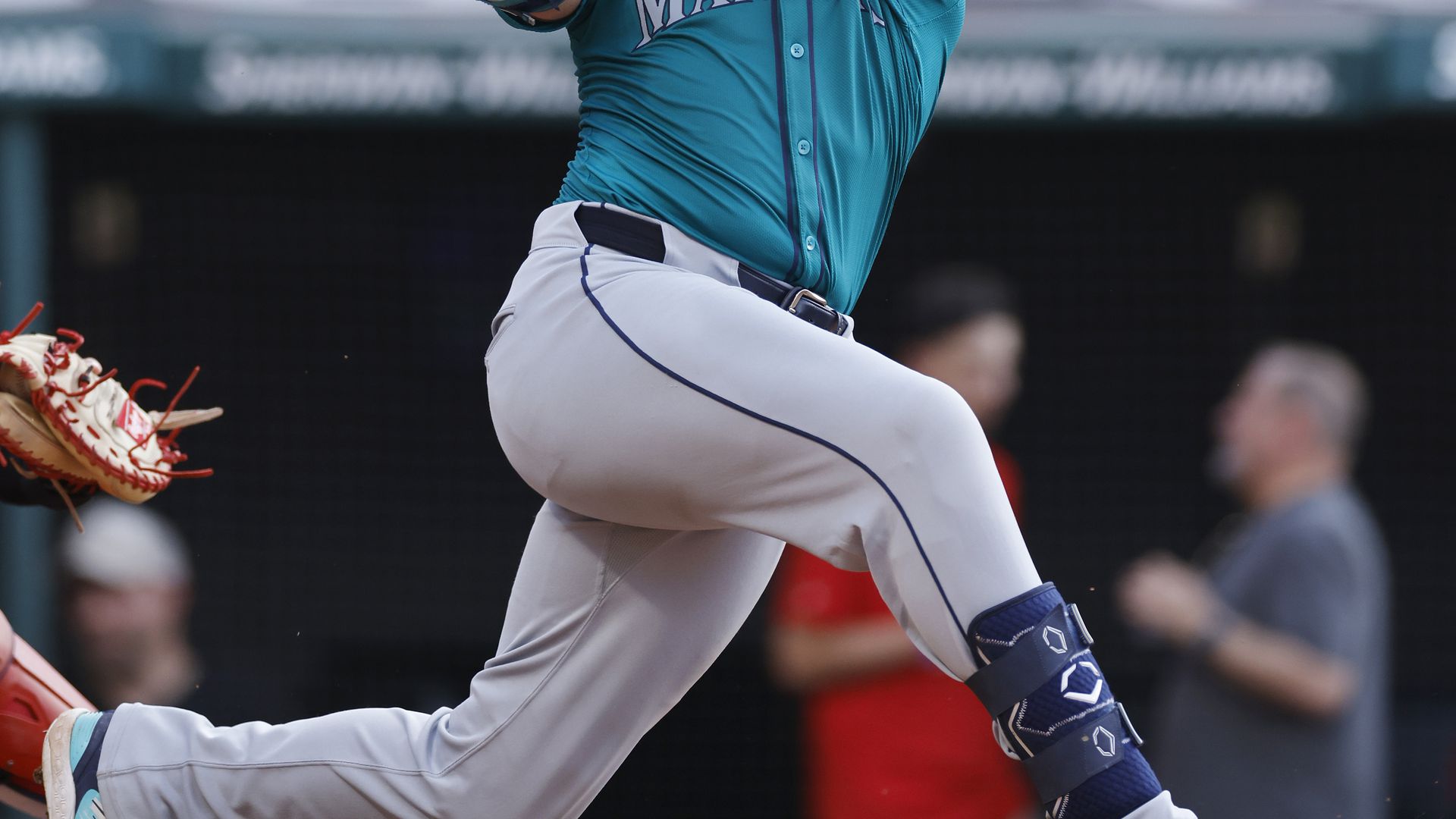 Mariners players celebrated Cal Raleigh’s ‘Big Dumper’ with butt-themed ...