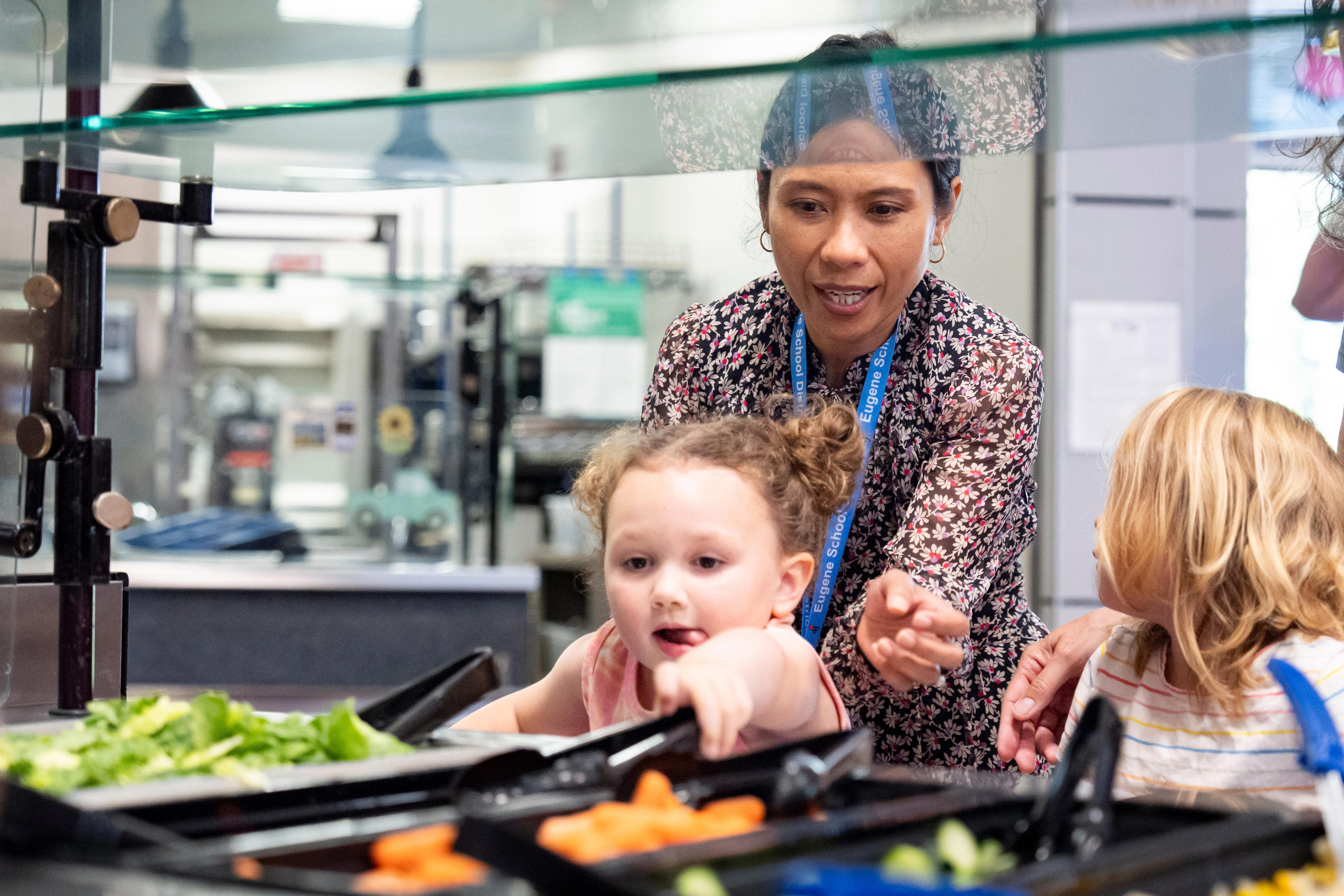 New 4J Superintendent Miram Mickelson meets incoming kindergarteners