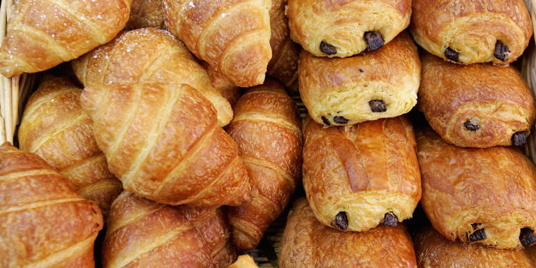 Ferrara, mangia una brioche con la crema di pistacchio al bar in ...
