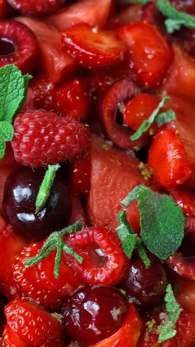 Salade de fruits rouges: fraise, framboise, cerise et pastèque ...